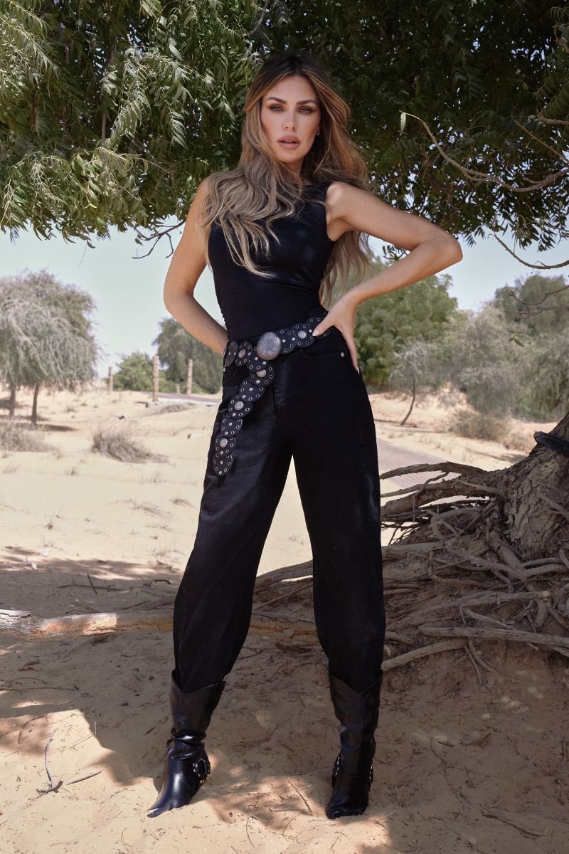 9 Chic Black Tank Top Outfits You’ll Have On Repeat This Summer